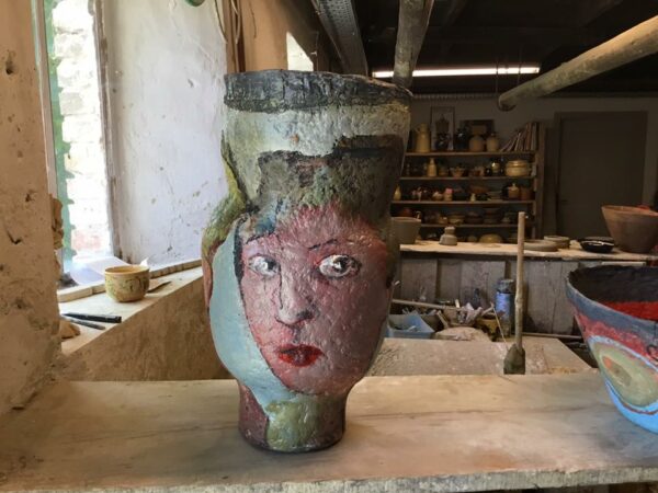 Dalva Duarte à la fabrique - Fabrique de poteries de Cliousclat